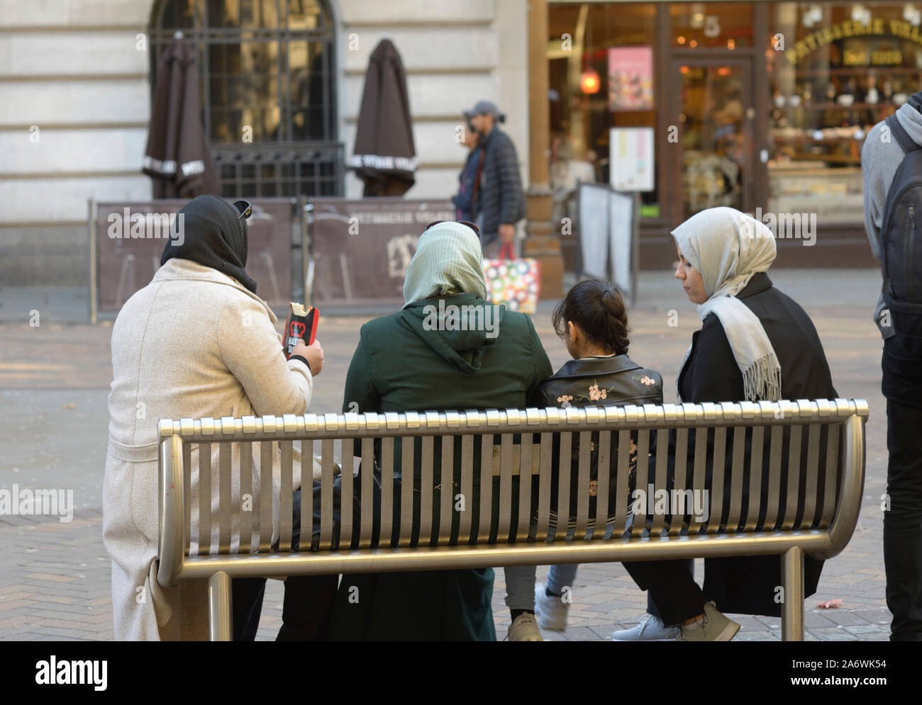 Muslim women & child, sitting on a bench Stock Photo - Alamy