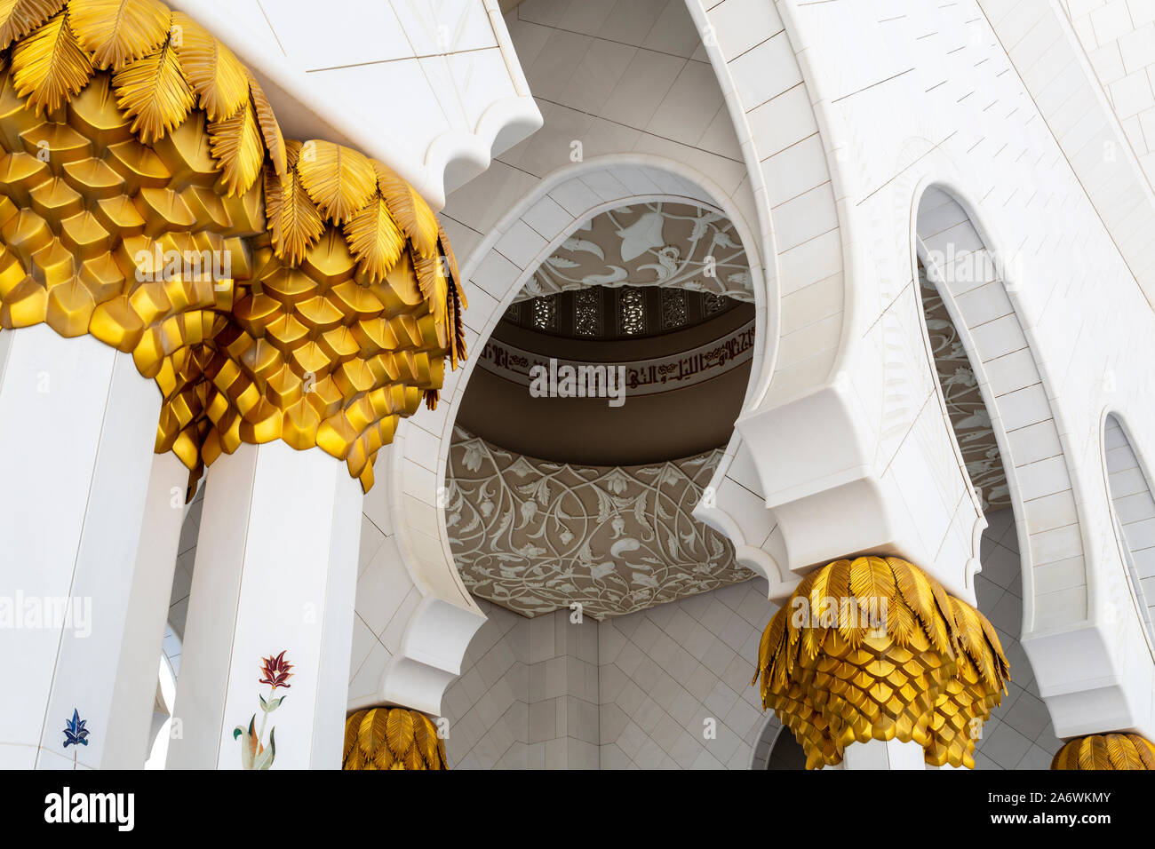 Sheikh zayed grand mosque calligraphy hi-res stock photography and ...