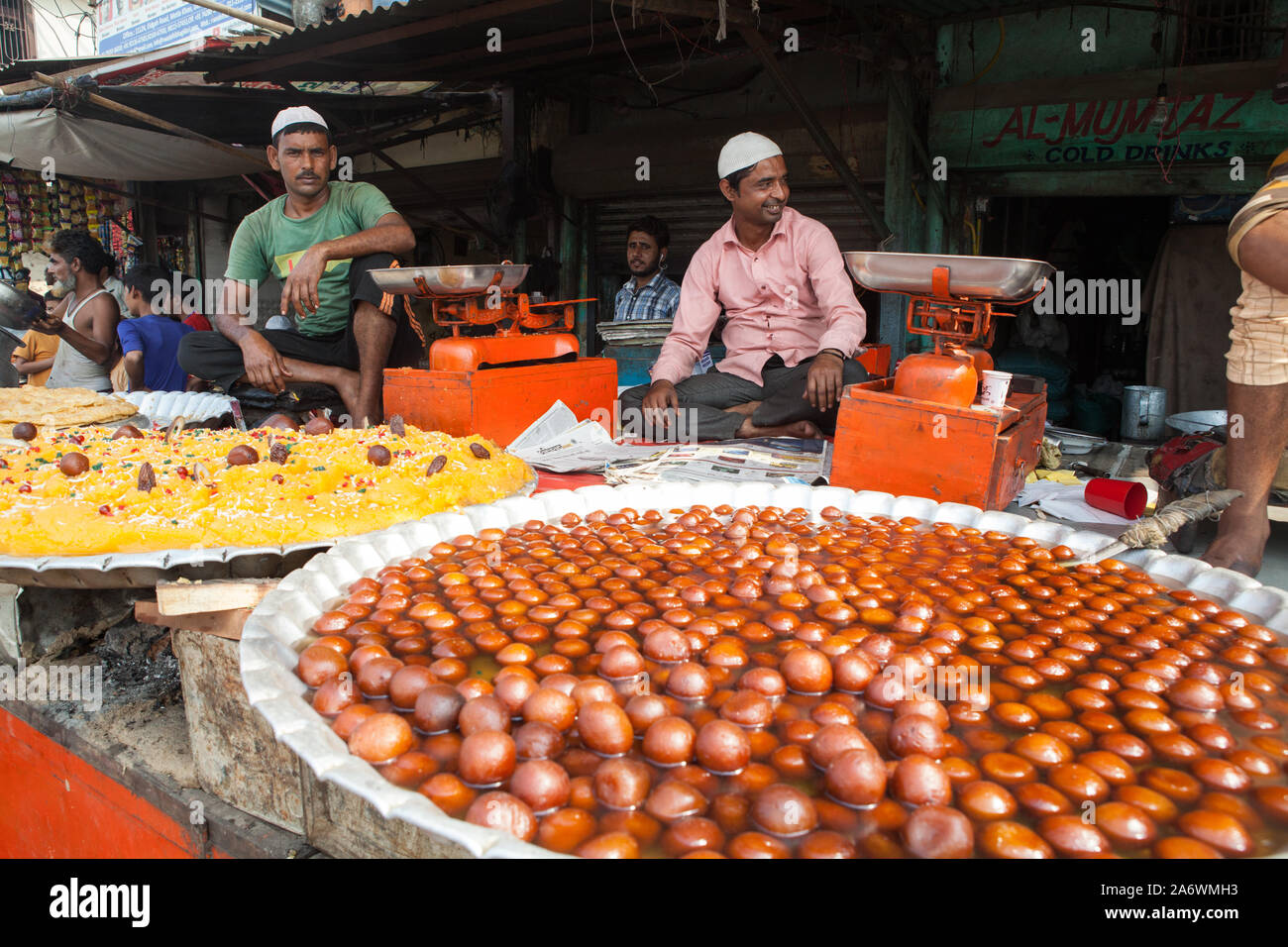 Gulab jamun vendor hi-res stock photography and images - Alamy