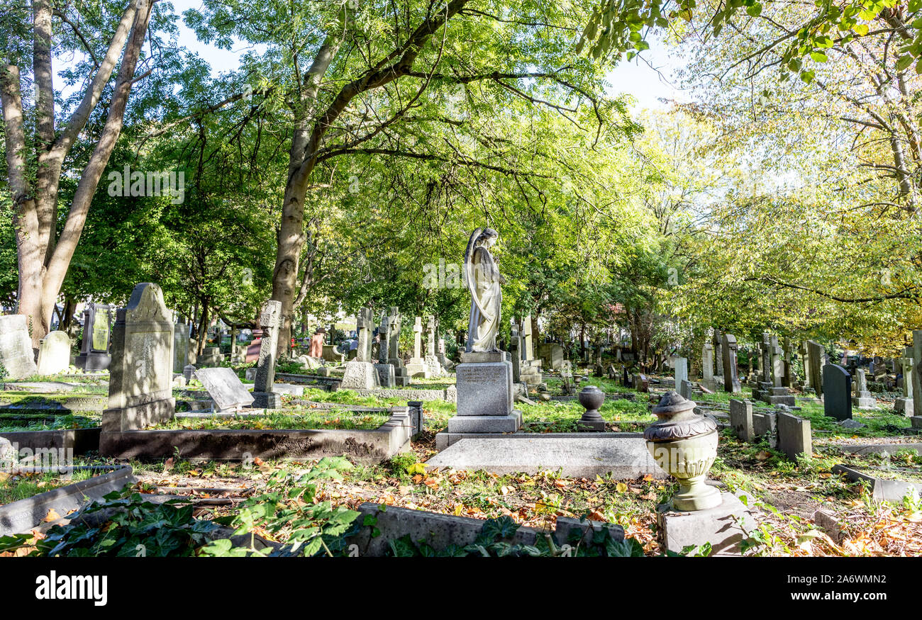 London cemeteries hi-res stock photography and images - Alamy