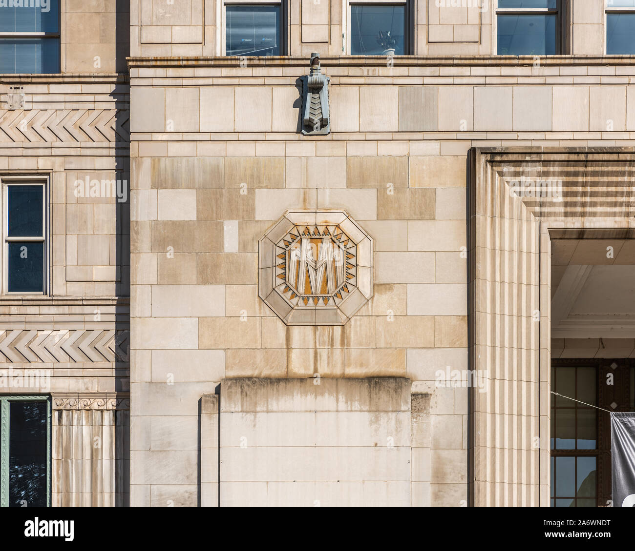Chicago merchandise mart at night hi-res stock photography and images ...