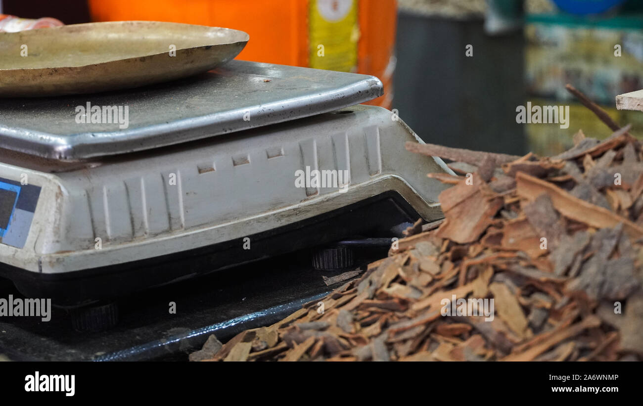 cinnamon and balance in a spices shop Stock Photo - Alamy