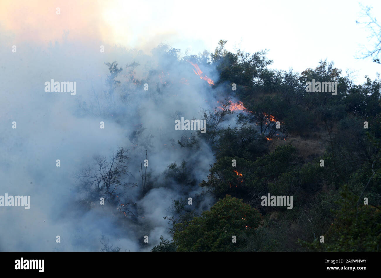 Los Angeles, USA. 28th Oct, 2019. A fire along the 405 Freeway in the ...