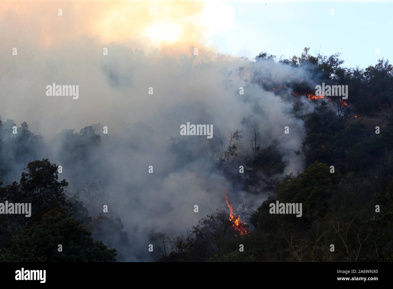 Los Angeles, USA. 28th Oct, 2019. A fire along the 405 Freeway in the ...