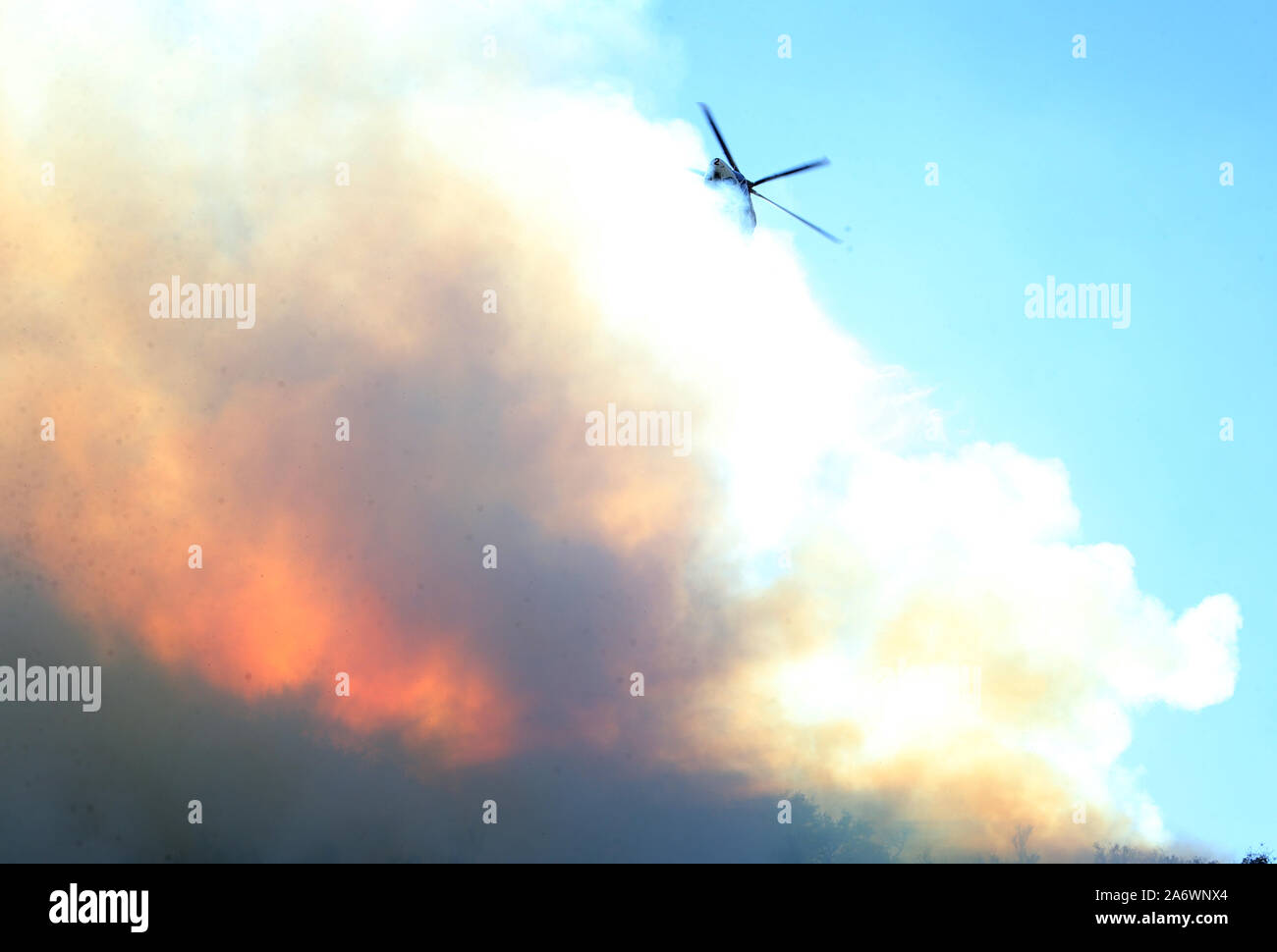Los Angeles, USA. 28th Oct, 2019. A fire along the 405 Freeway in the ...