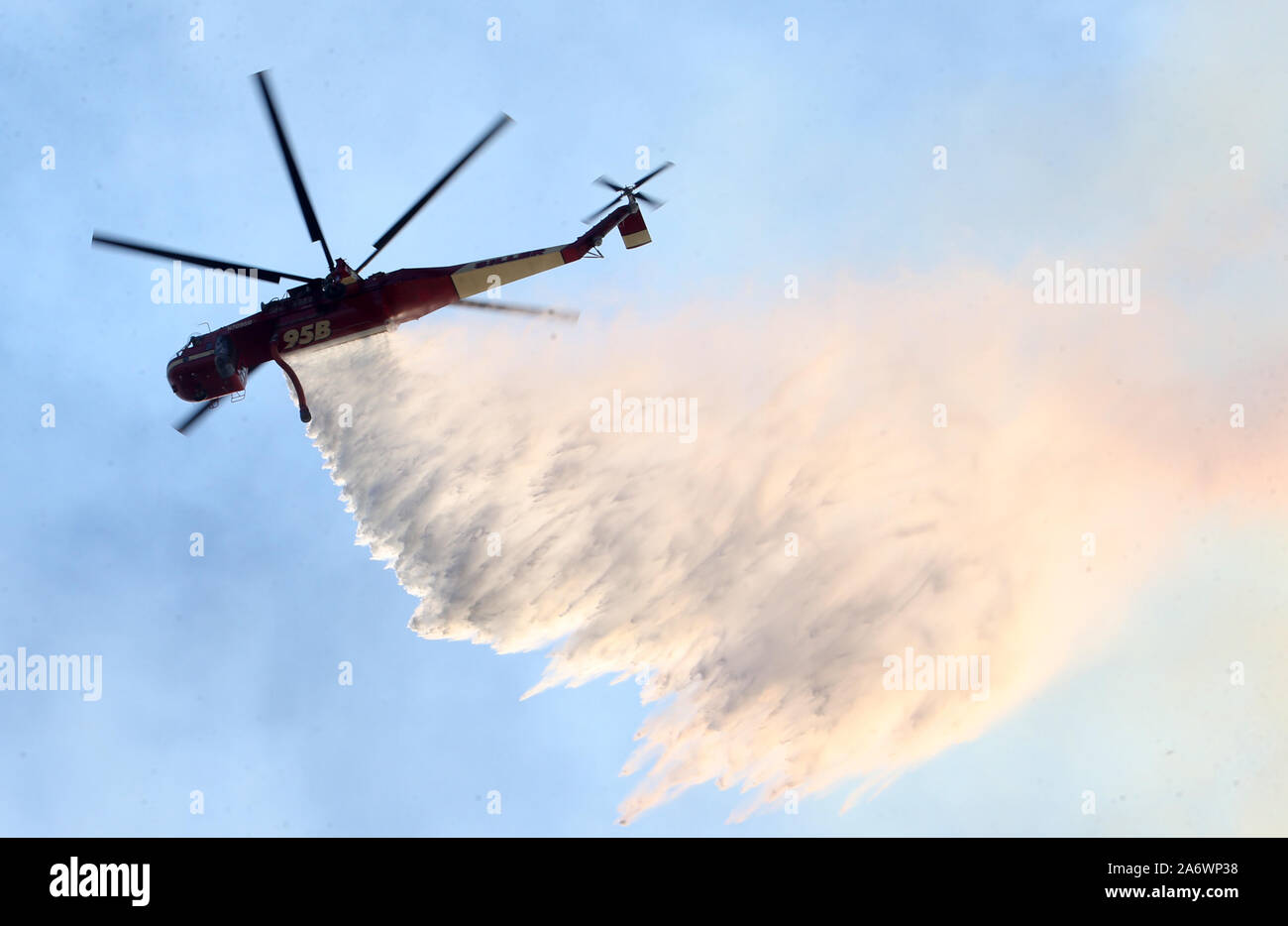 Los Angeles, USA. 28th Oct, 2019. A fire along the 405 Freeway in the ...