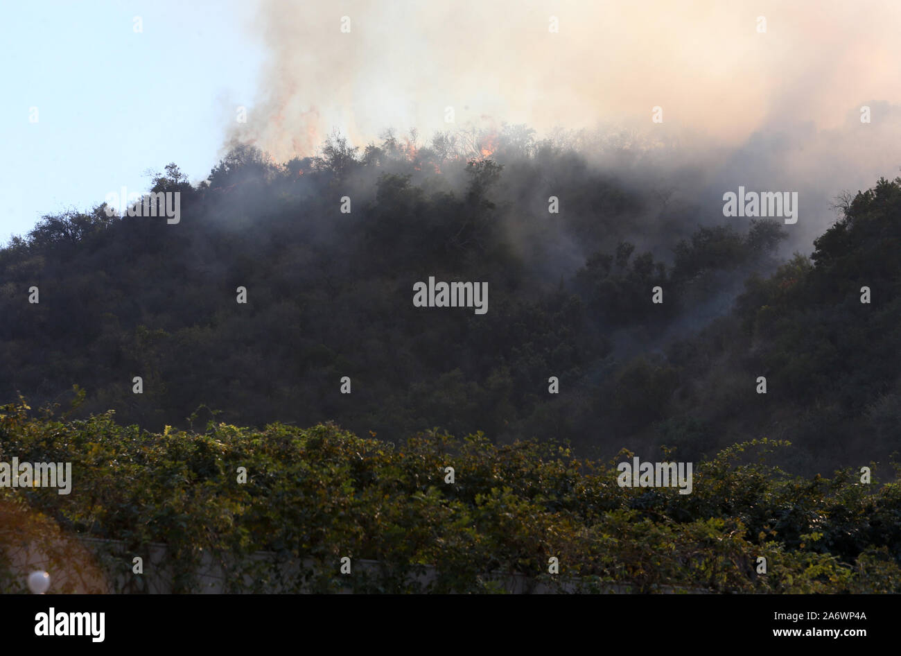 Los Angeles, USA. 28th Oct, 2019. A fire along the 405 Freeway in the ...