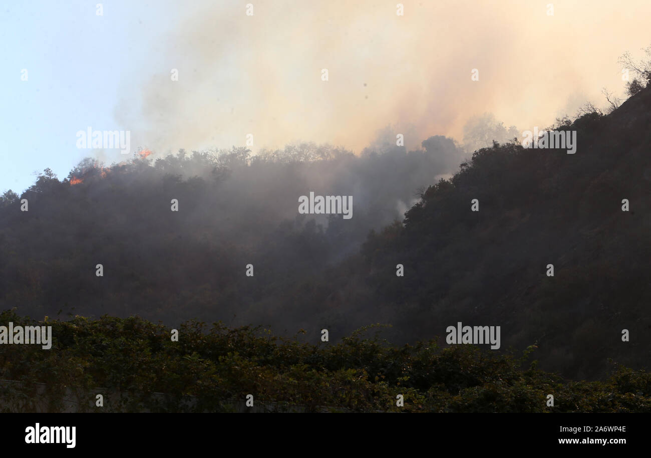Los Angeles, USA. 28th Oct, 2019. A fire along the 405 Freeway in the ...