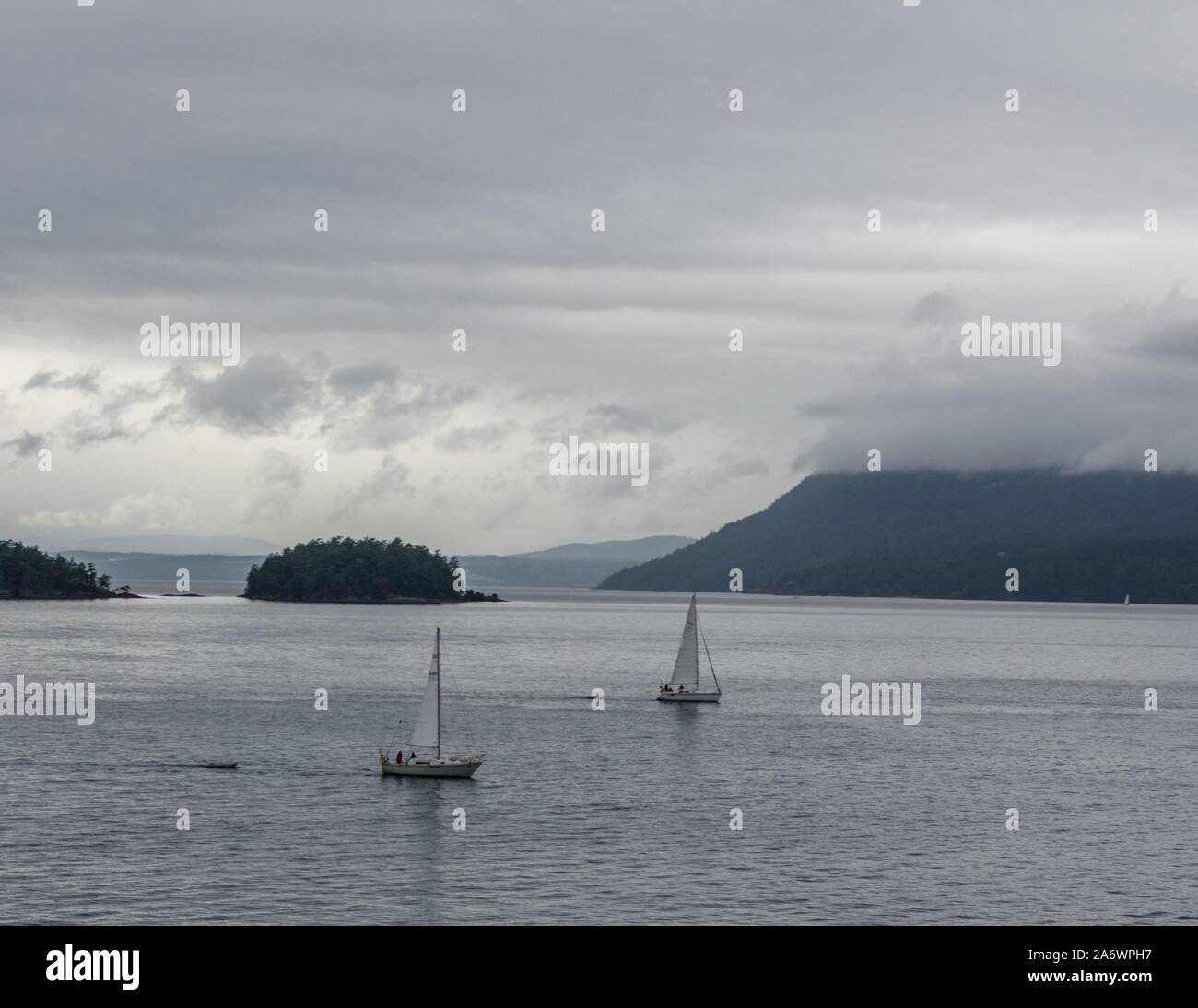 Two sailboats under sail hi-res stock photography and images - Alamy