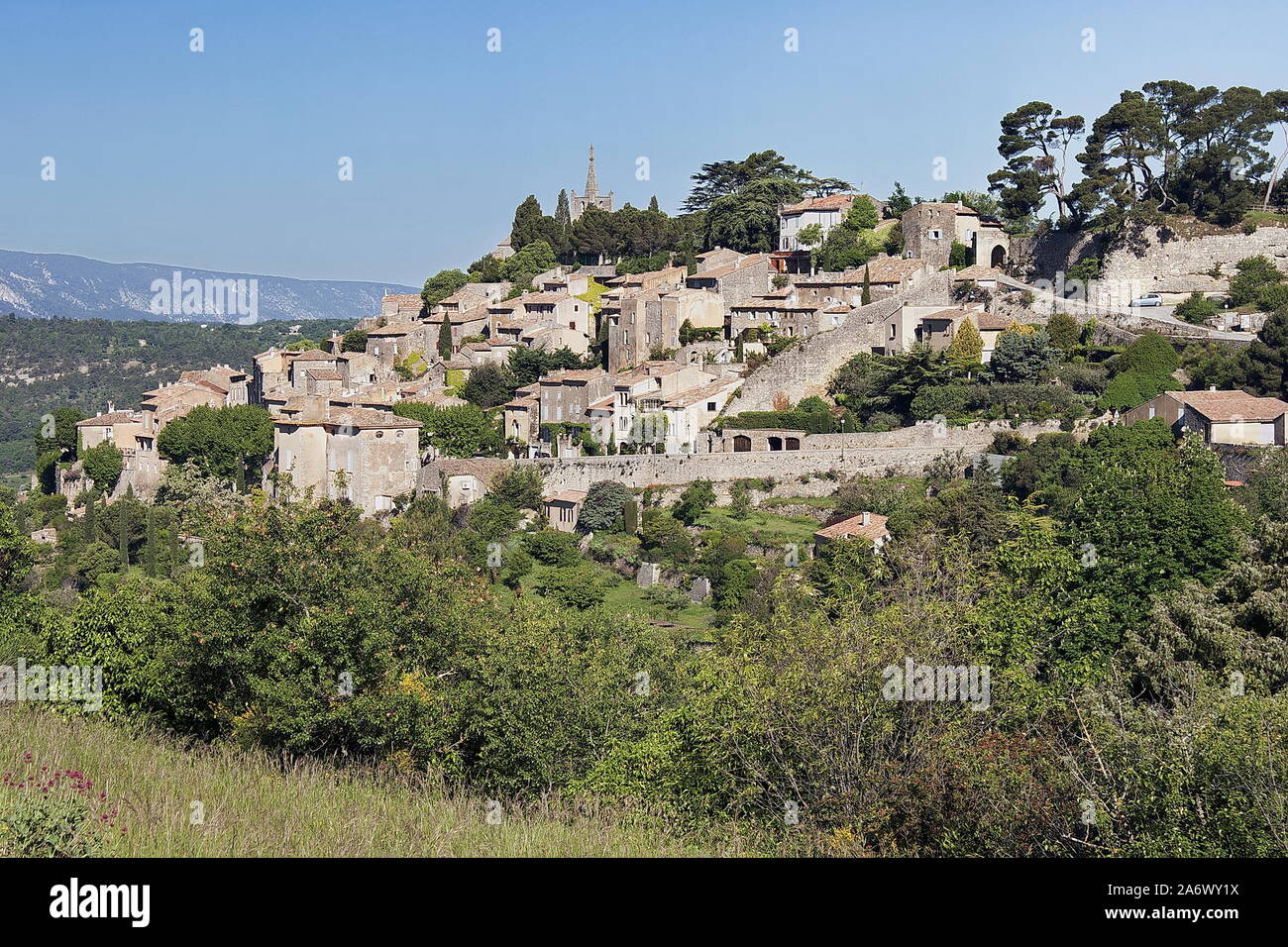 The village of Bonnieux in the Luberon, Provence, France Stock Photo ...