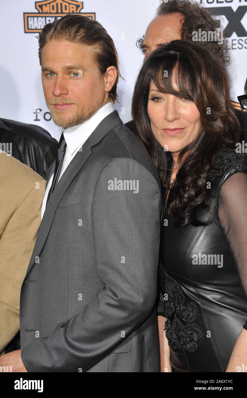 Charlie hunnam katey sagal hi-res stock photography and images - Alamy