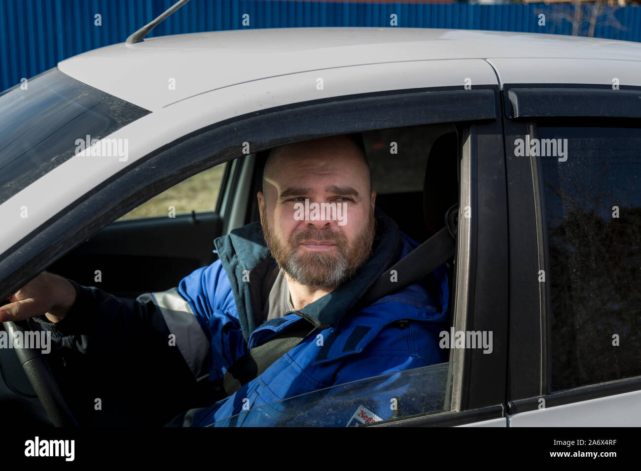Portrait of a man with a beard driving a car Stock Photo - Alamy