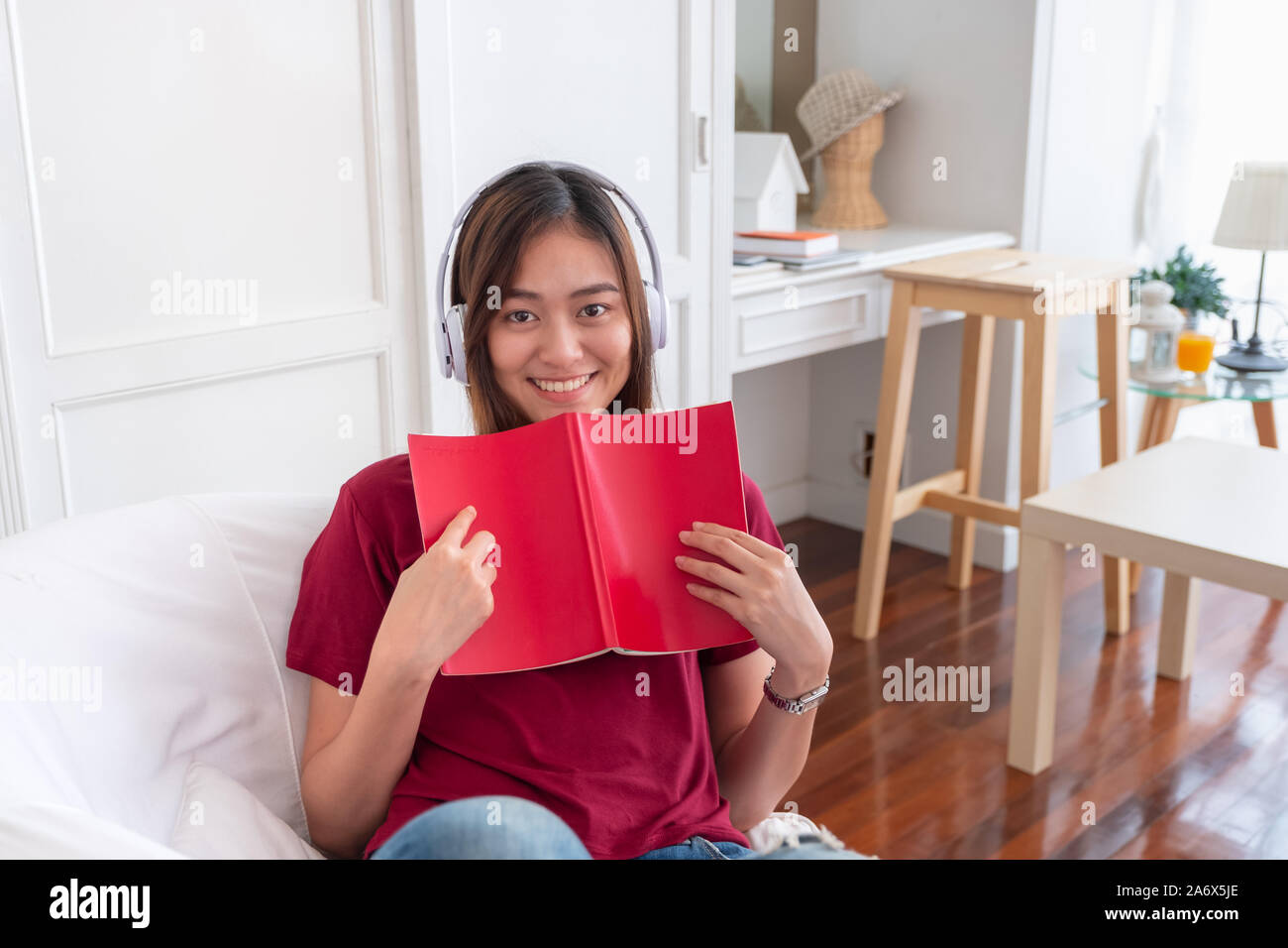 Reading pose hi-res stock photography and images - Alamy