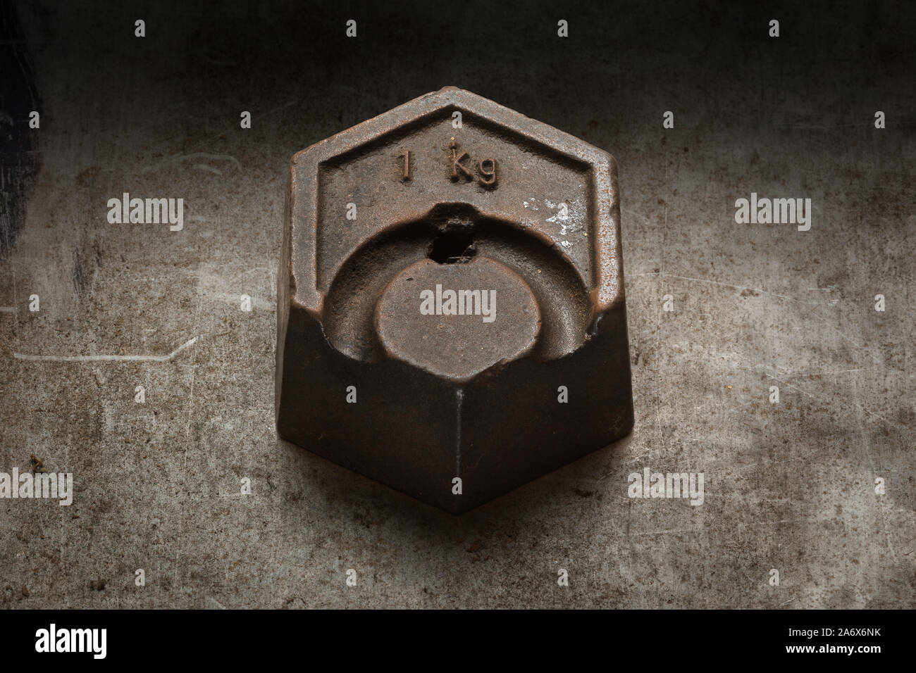 An old one-kilogram weight on a metal bench top Stock Photo - Alamy