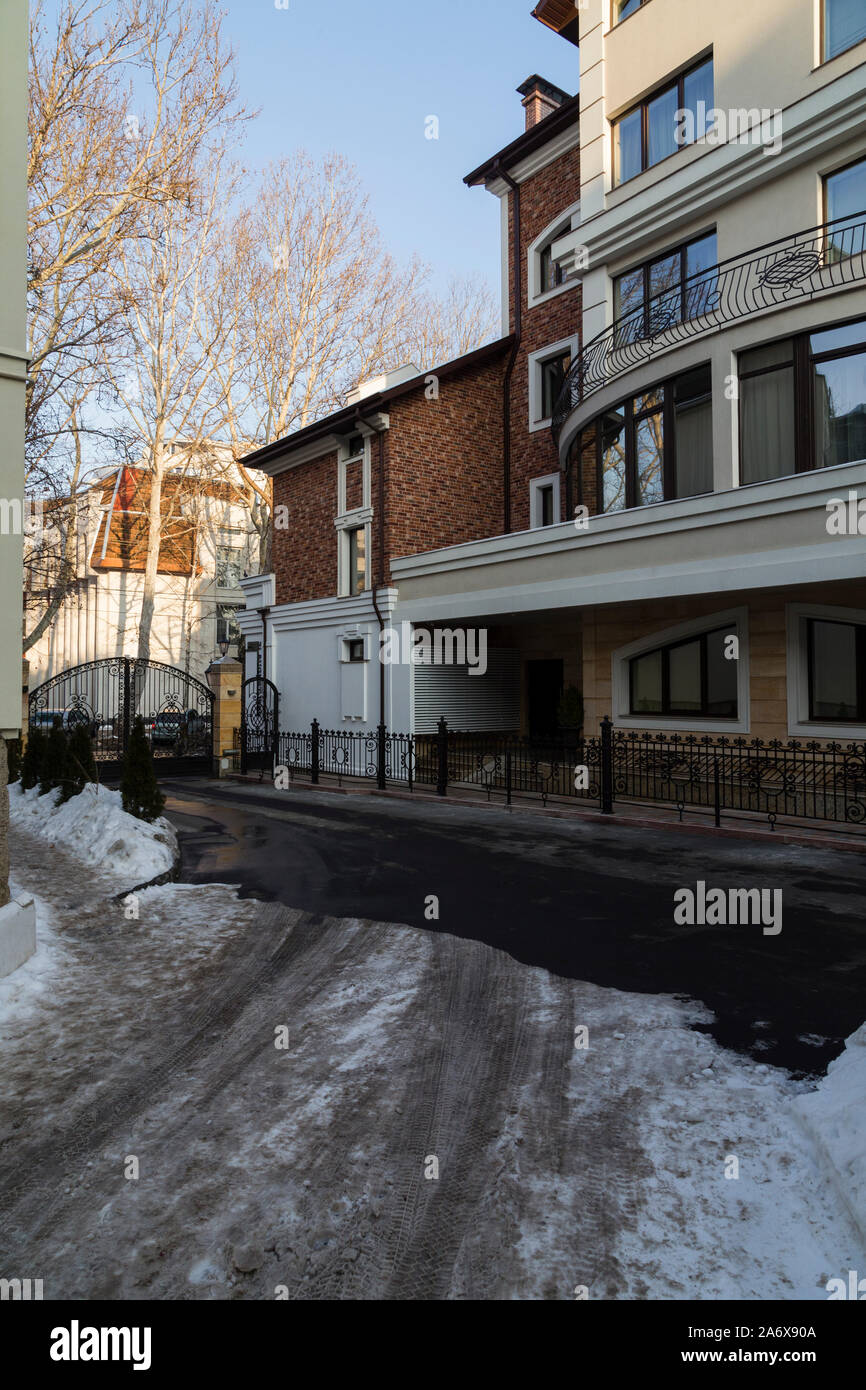 Winter street with a view of the houses Stock Photo - Alamy