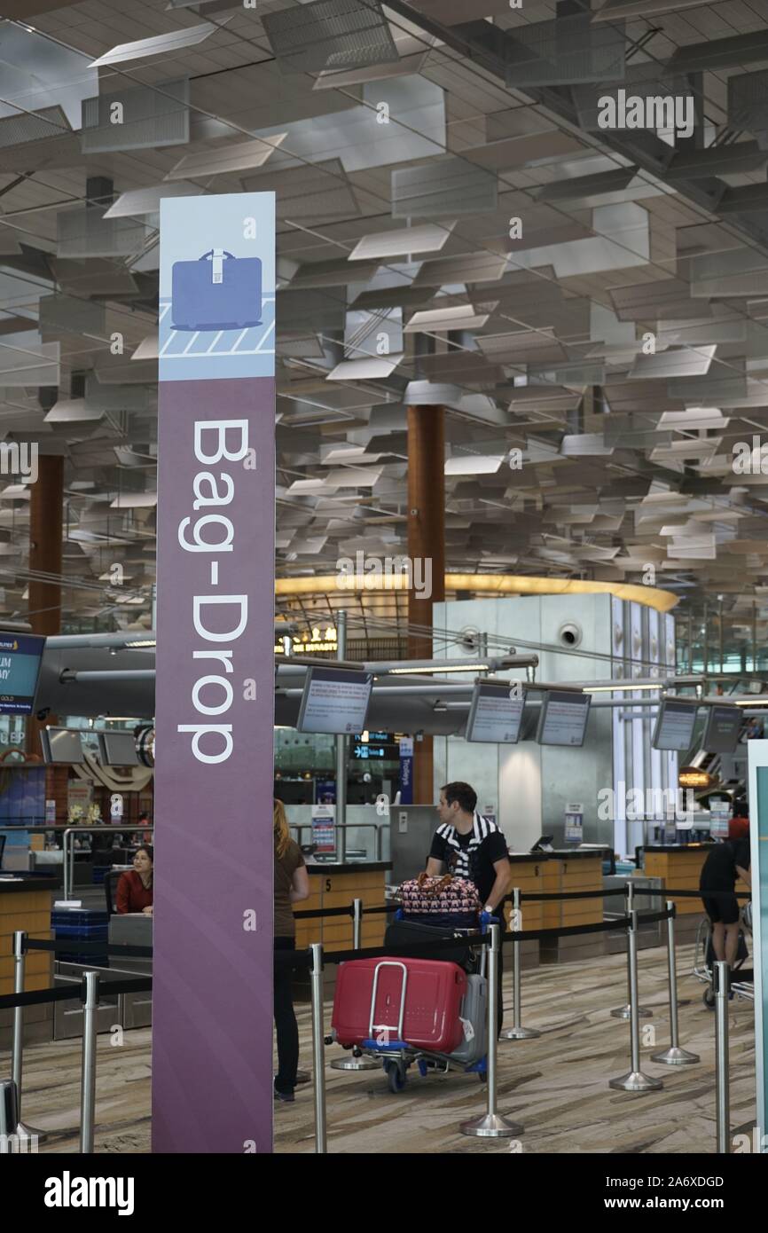 bag drop counter at Changi airport Stock Photo - Alamy