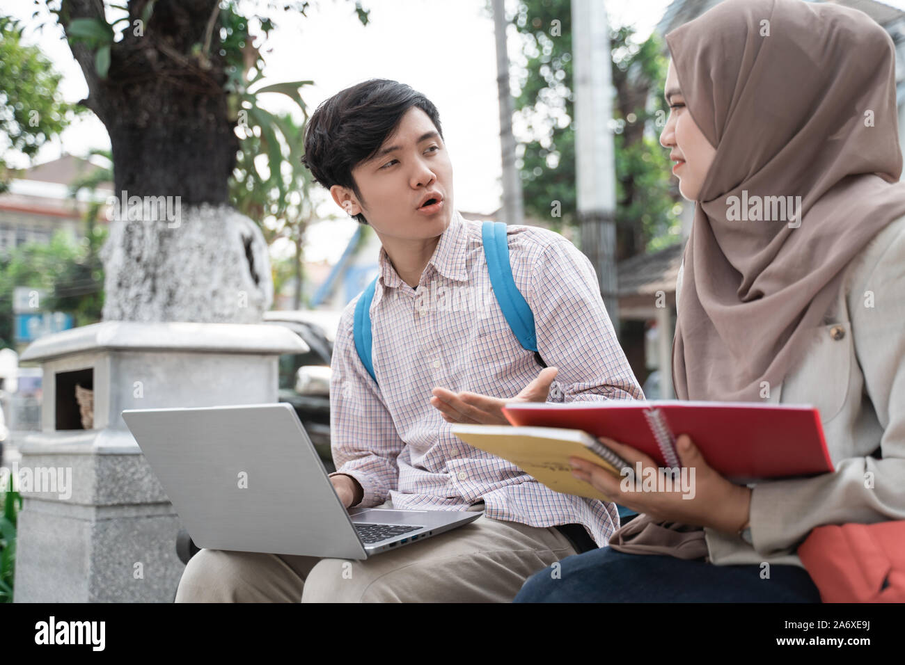 Friends Chatting Park High Resolution Stock Photography and Images - Alamy