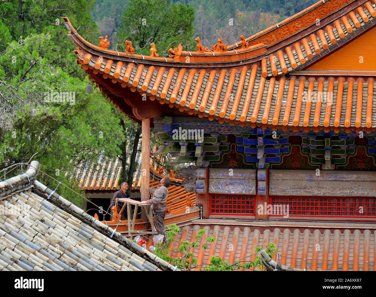 China chinese bamboo construction workers dangerous hi-res stock ...