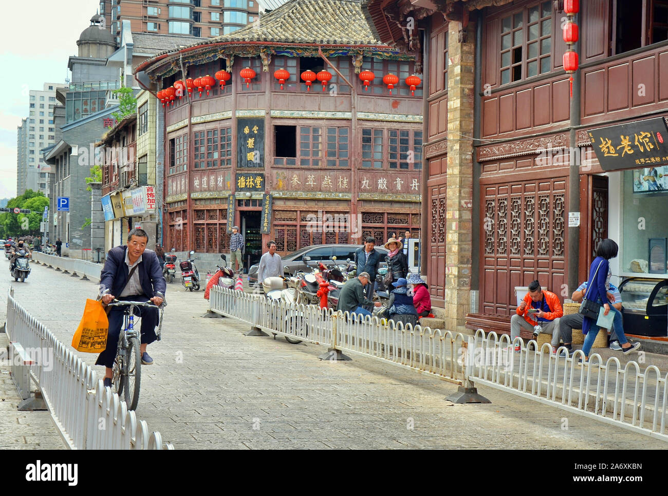 China street sidewalk hi-res stock photography and images - Alamy