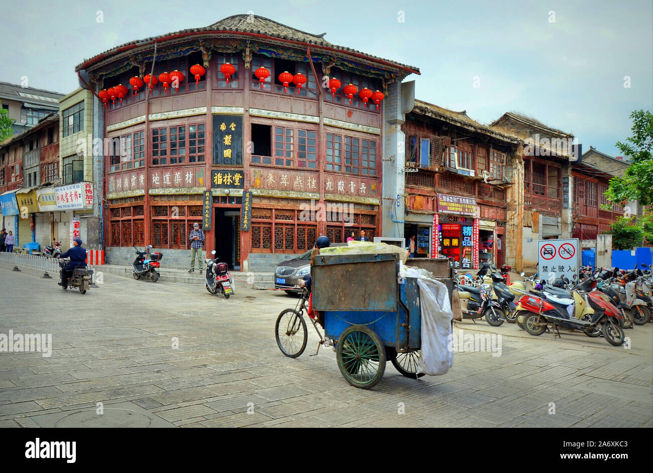 Street life in Kunming city, Yunnan province (China Stock Photo - Alamy