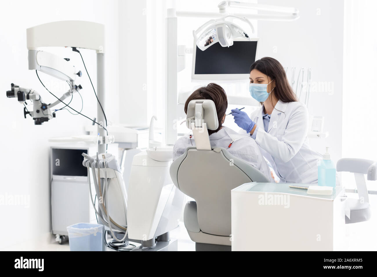 Doctor treating patient hi-res stock photography and images - Alamy