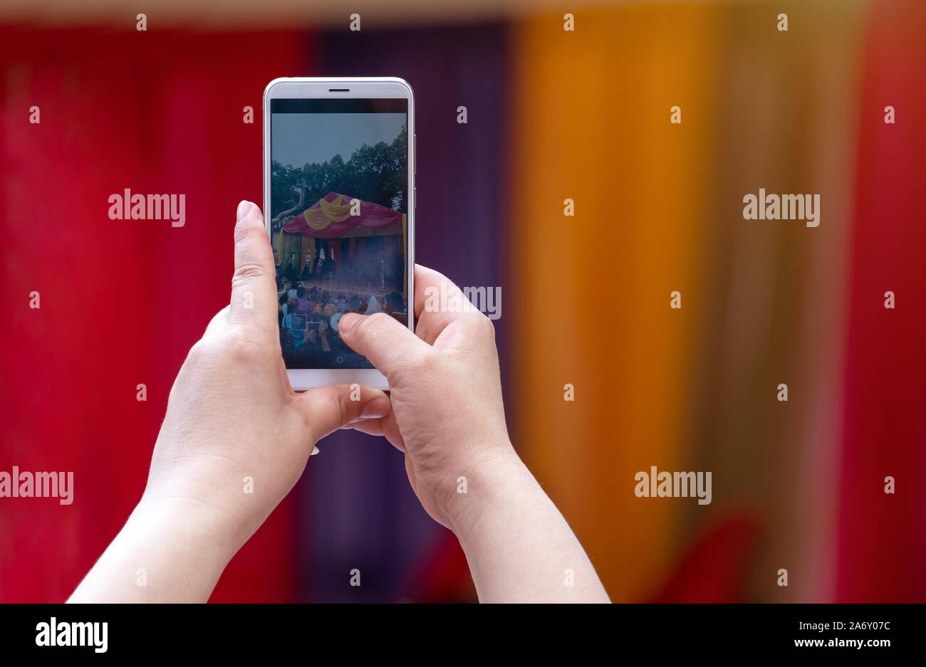 Women holding mobile phones hi-res stock photography and images - Alamy