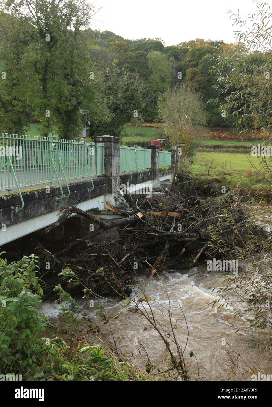 Flood debris build up against the bridge over the river Teme at ...