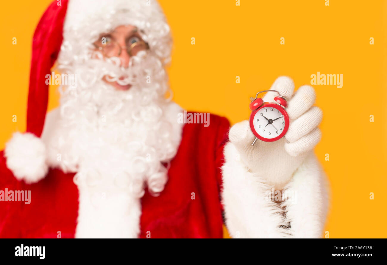 Hand holding clock hi-res stock photography and images - Alamy