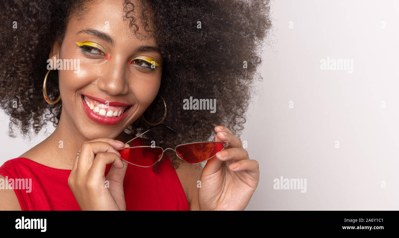 portrait of a smiling dark-skinned girl Stock Photo - Alamy portrait of a smiling dark-skinned girl Stock Photo - Alamy