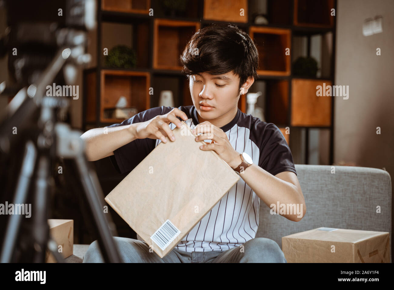Tutorial unboxing hi-res stock photography and images - Alamy