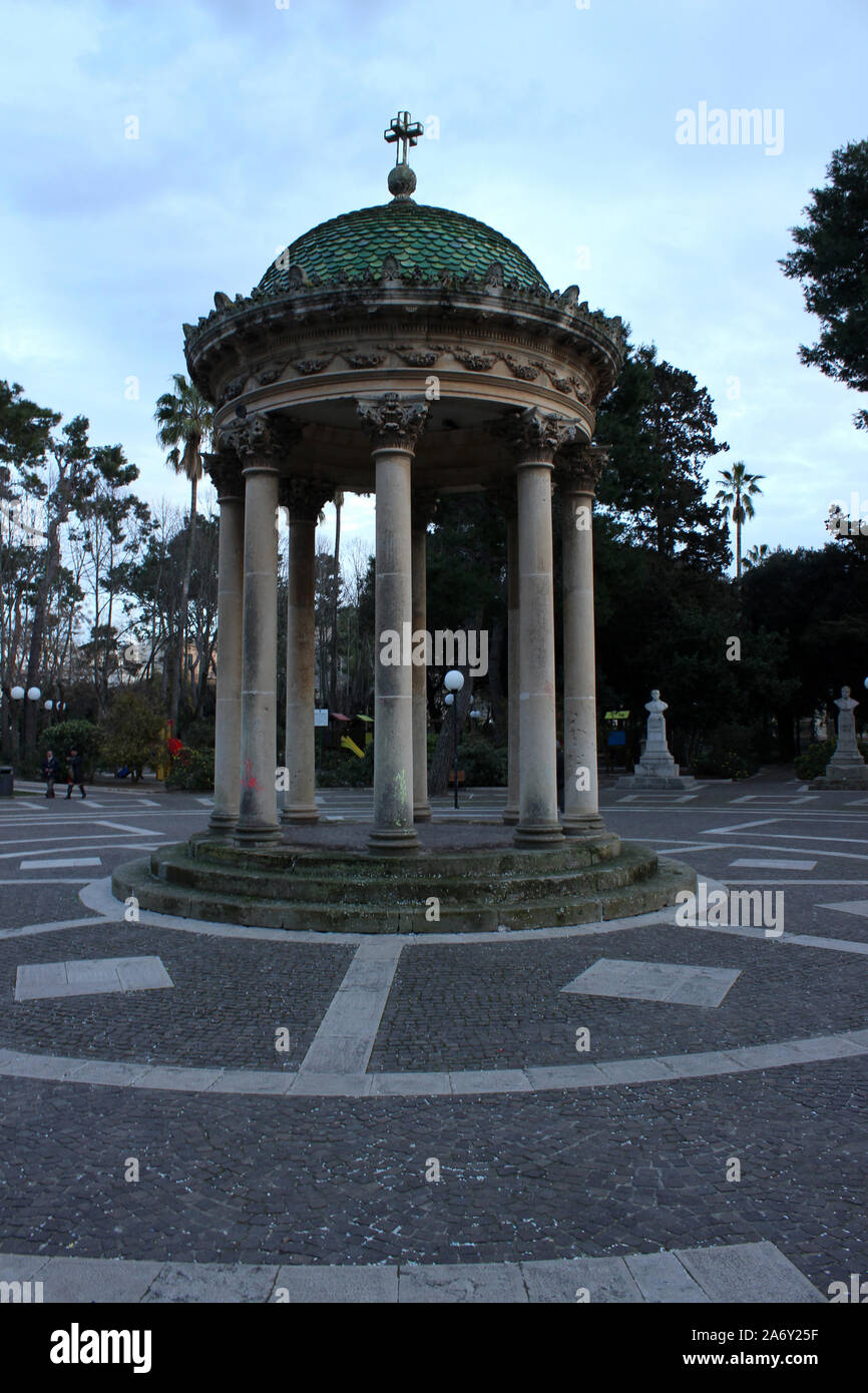 Small temple hi-res stock photography and images - Alamy