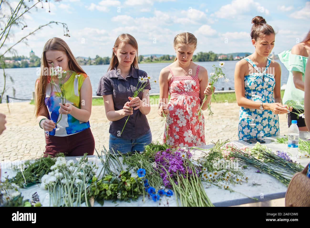 Master class on making bouquets. Learning flower arranging, making ...