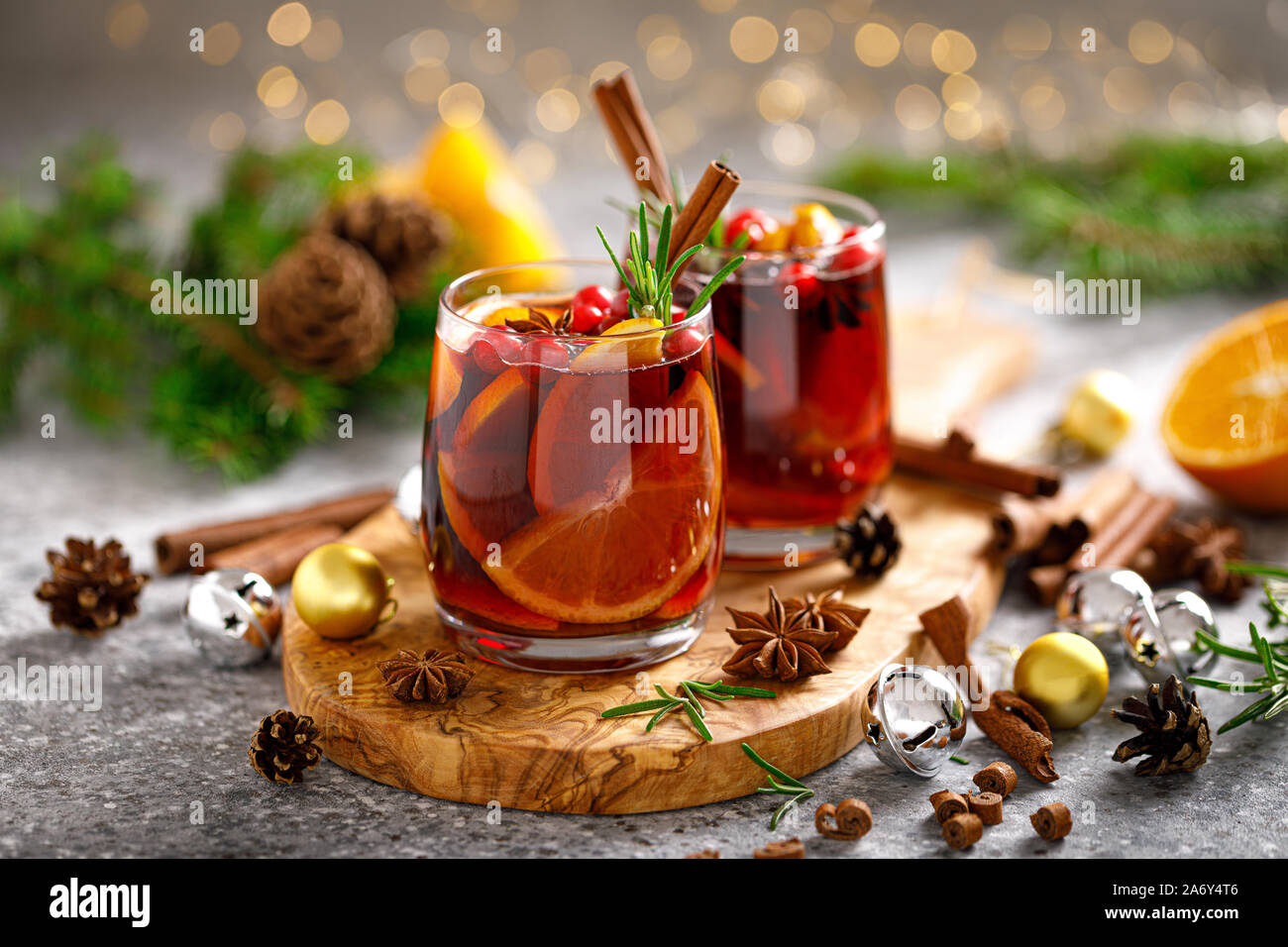 Christmas mulled wine. Traditional Xmas festive drink with decorations ...