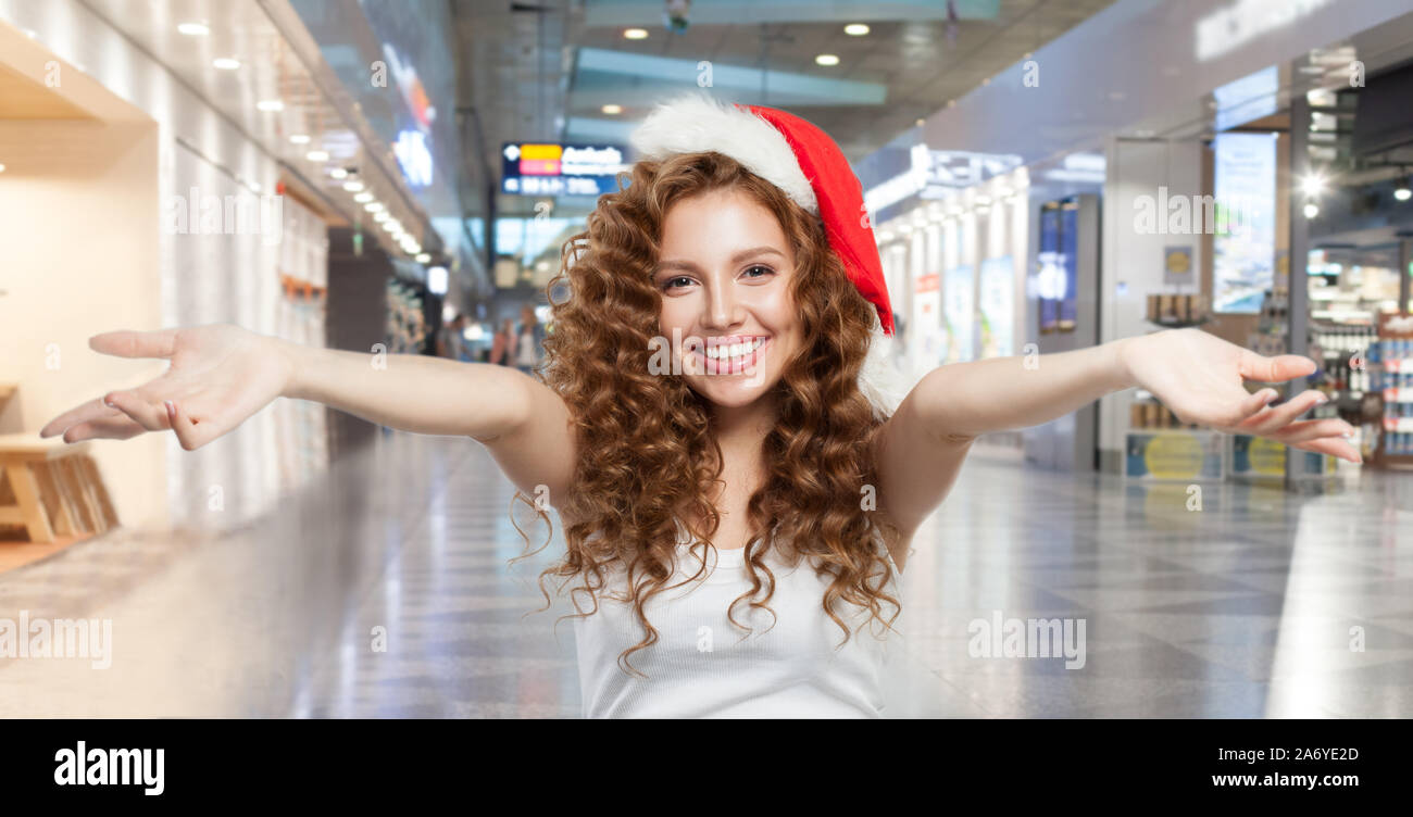 Happy woman having fun in mall Stock Photo - Alamy