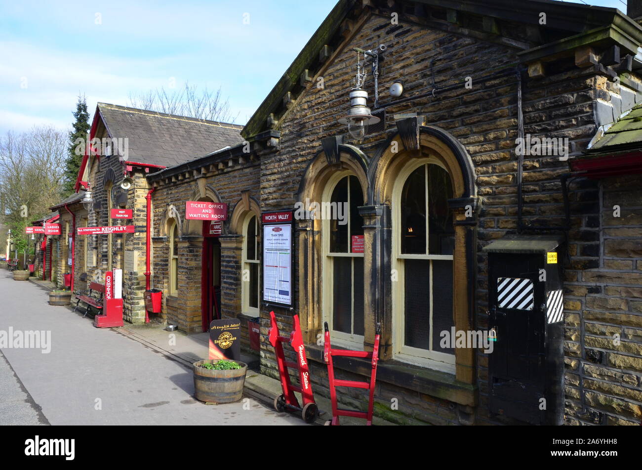 Haworth railway station platform 2, Keighley and Worth Valley Railway ...
