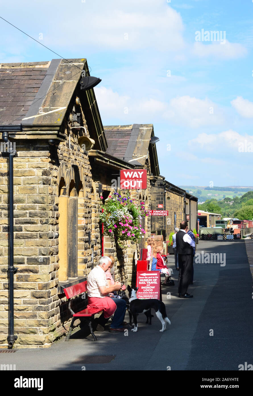 Passengers waiting for steam train hi-res stock photography and images ...