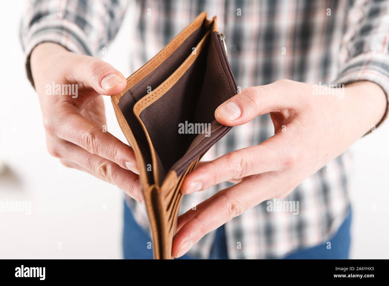 Empty wallet in the hands of an elderly man. Poverty in retirement ...