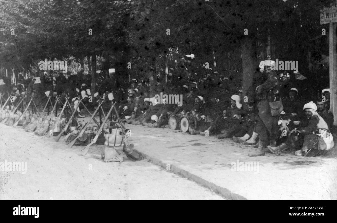French foreign legion take a break on the march ww1 Stock Photo - Alamy