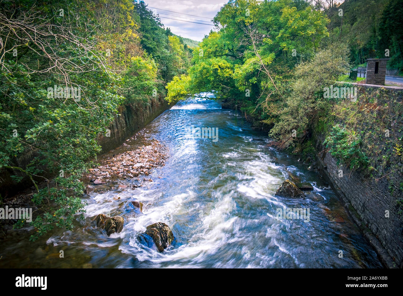 Overhanging wall hi-res stock photography and images - Alamy
