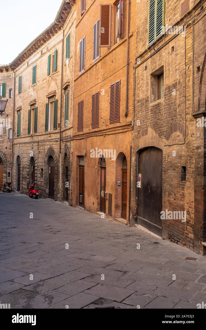 Empty back street hi-res stock photography and images - Alamy