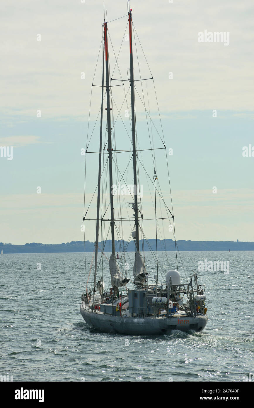 Tara boat hi-res stock photography and images - Alamy