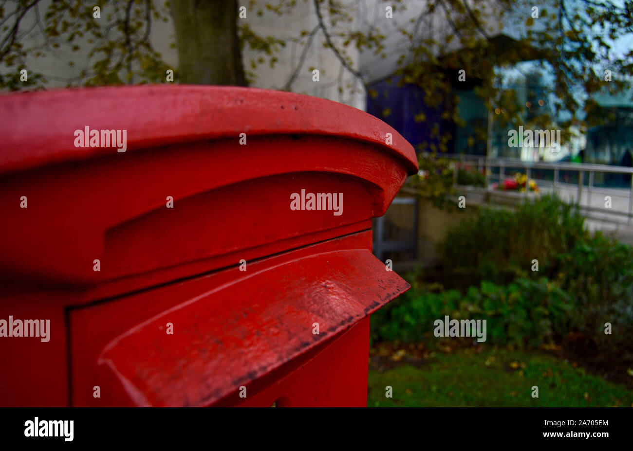 Red british post box hi-res stock photography and images - Alamy