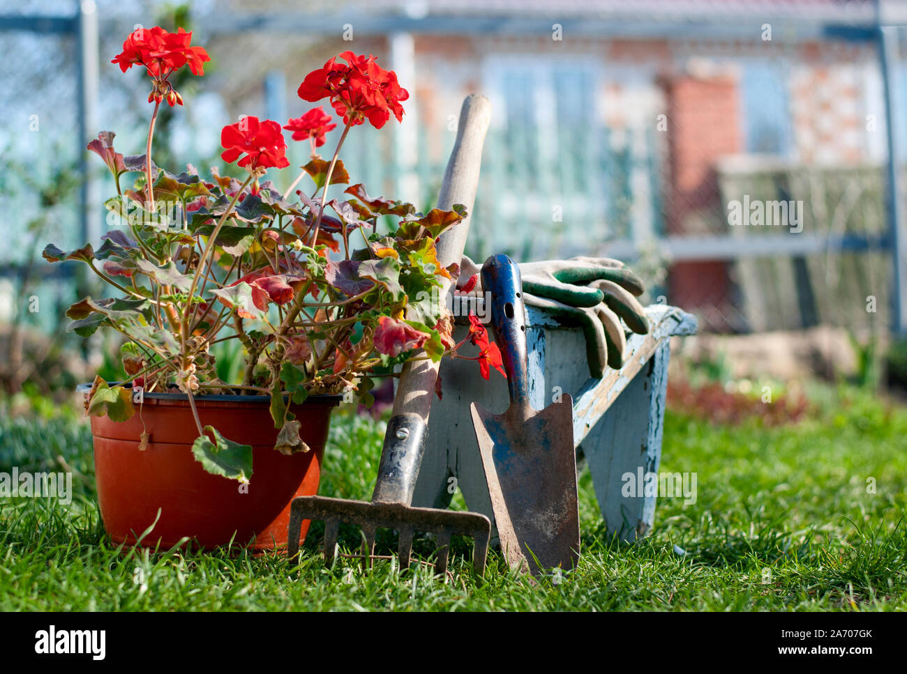 Garden gloves spade rake hi-res stock photography and images - Alamy
