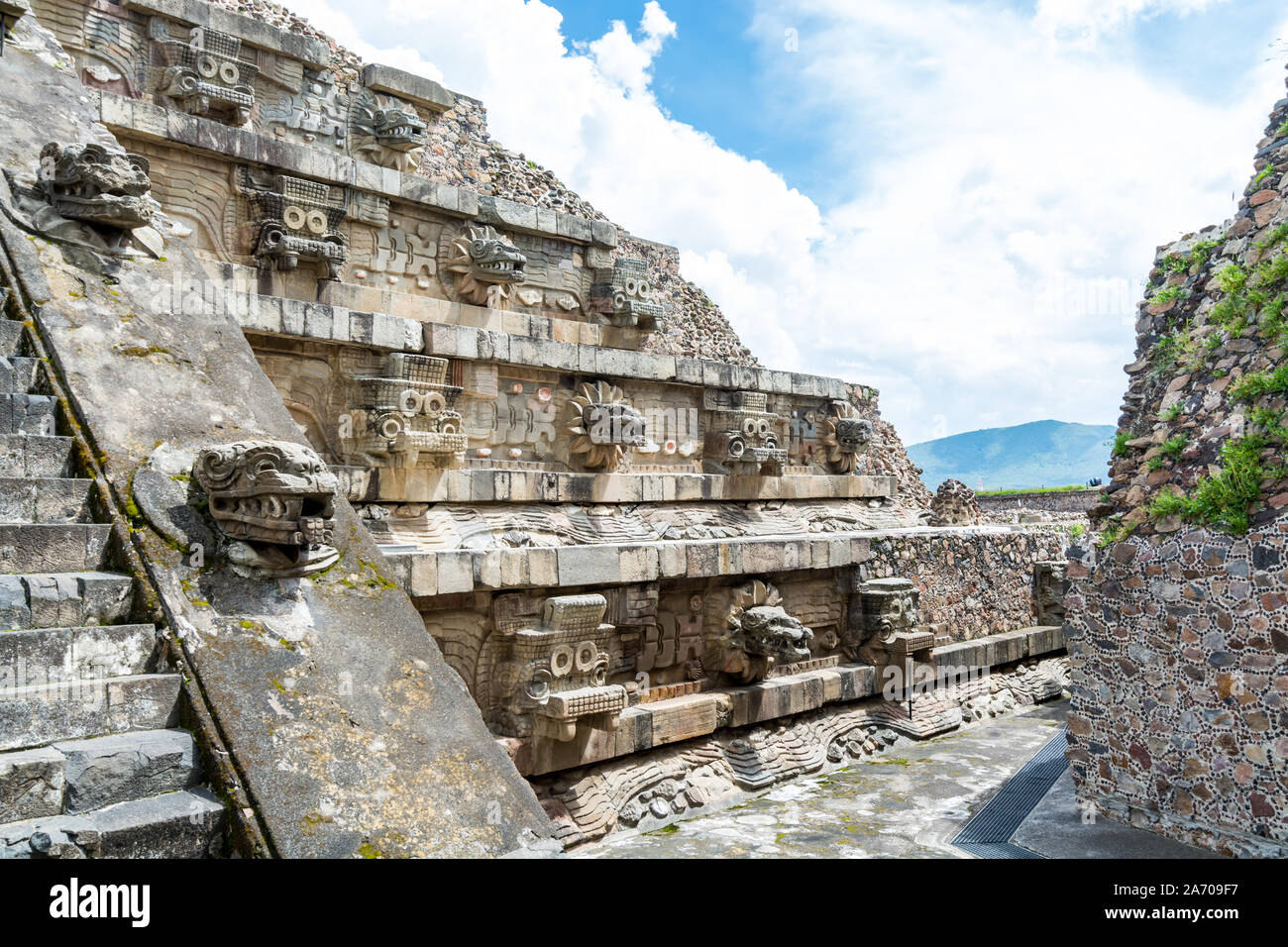 Mesoamerican pyramids hi-res stock photography and images - Alamy