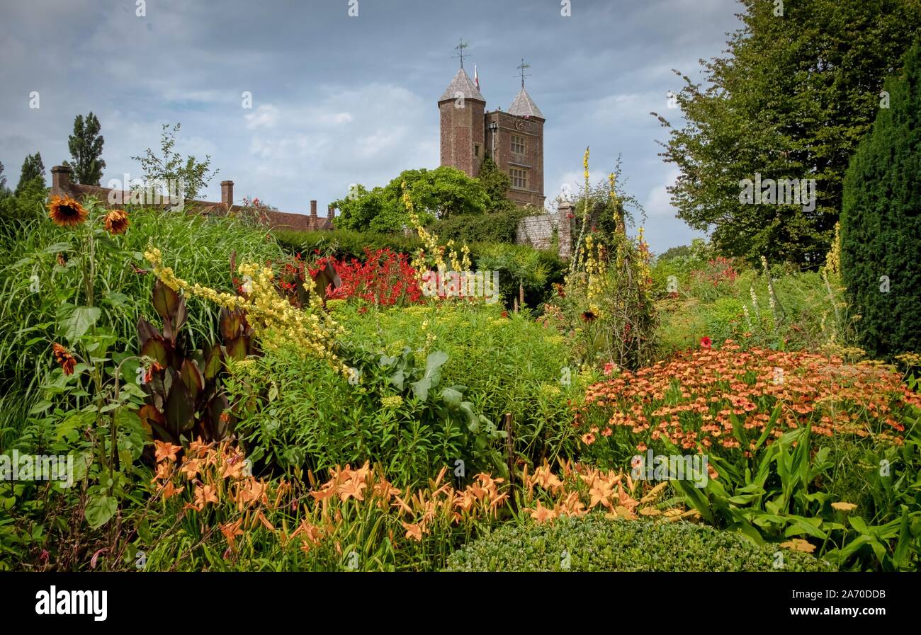 Sissinghurst castle garden hi-res stock photography and images - Alamy