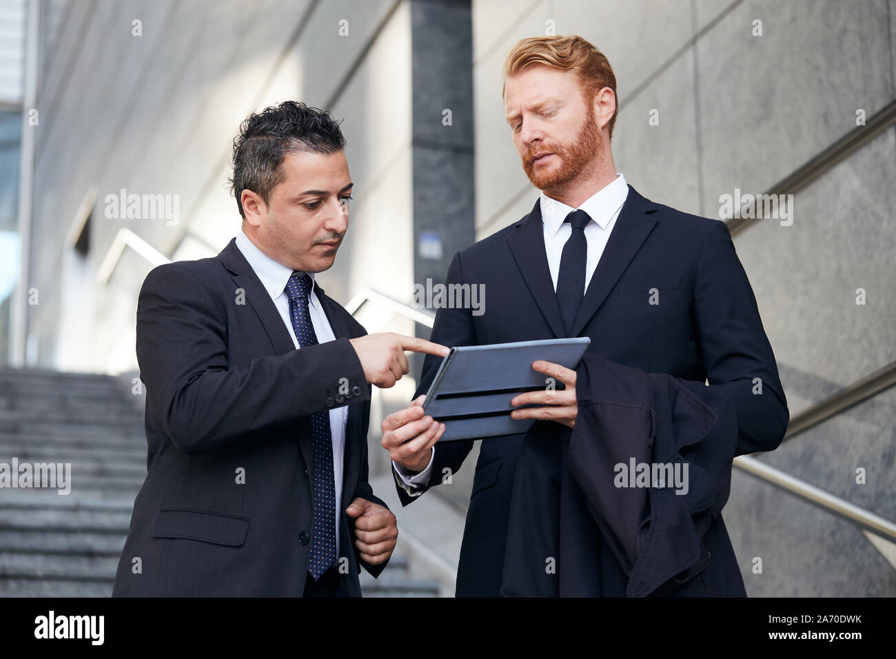 business people working outside office building Stock Photo - Alamy