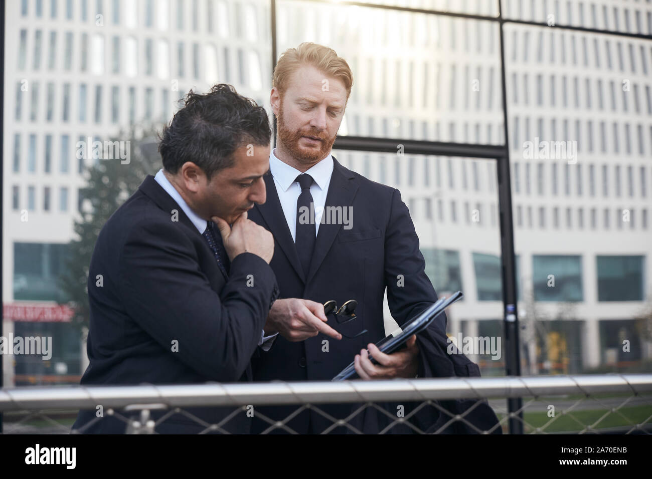 Working outside office hi-res stock photography and images - Alamy