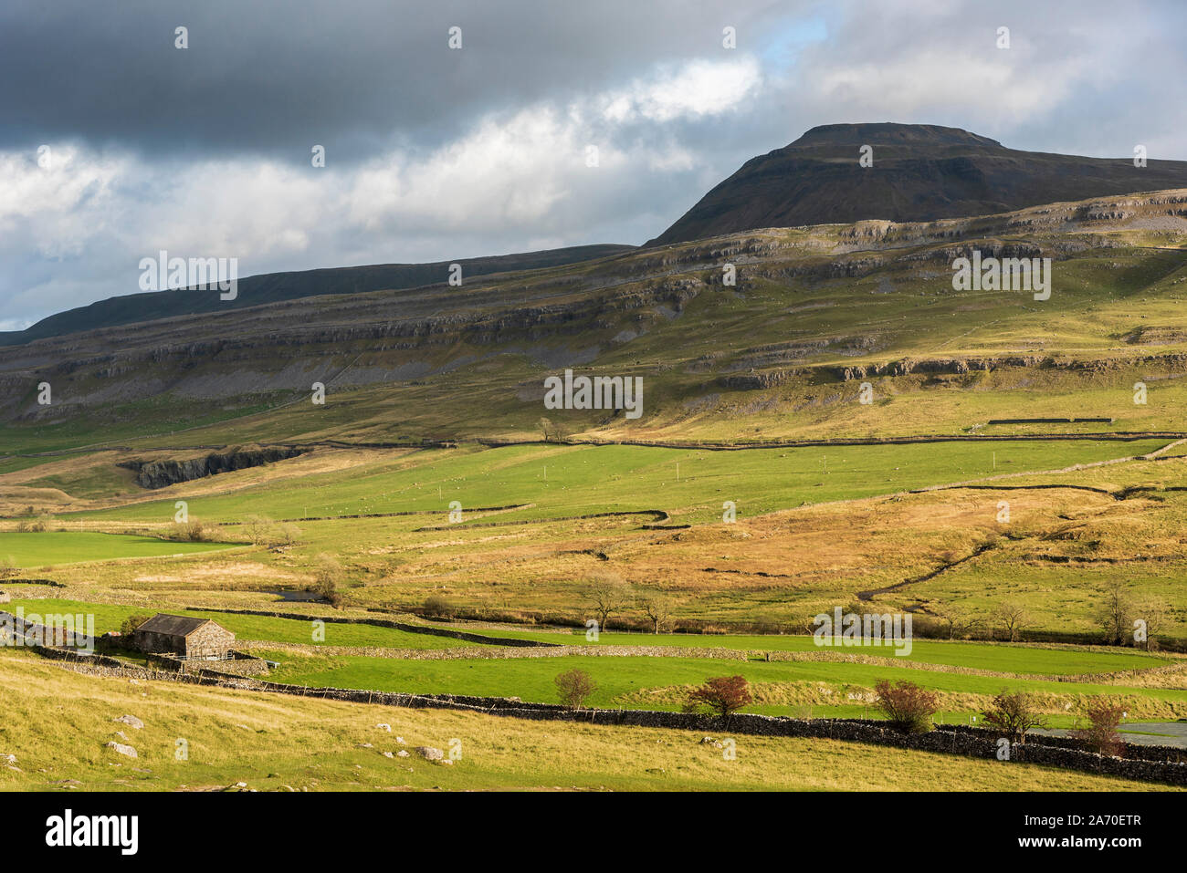 Ingleborough north yorkshire hi-res stock photography and images - Alamy