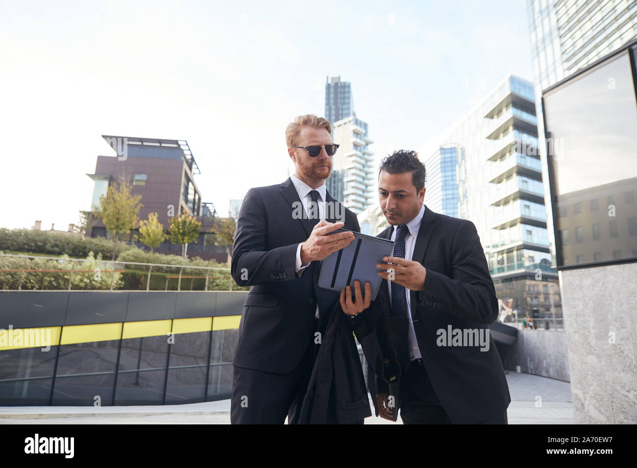 Working outside office hi-res stock photography and images - Alamy
