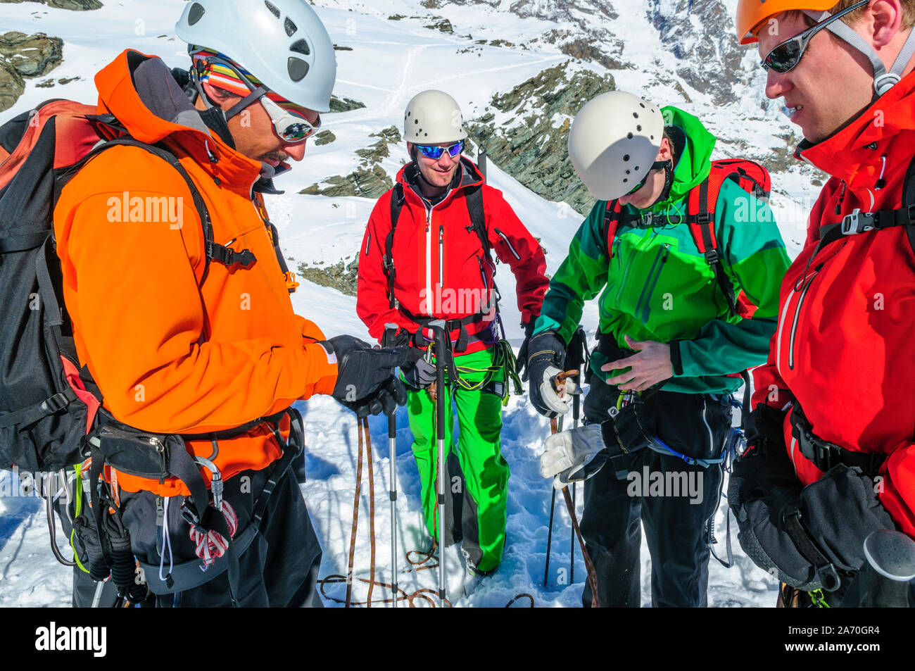 Team mountain climbing hi-res stock photography and images - Alamy